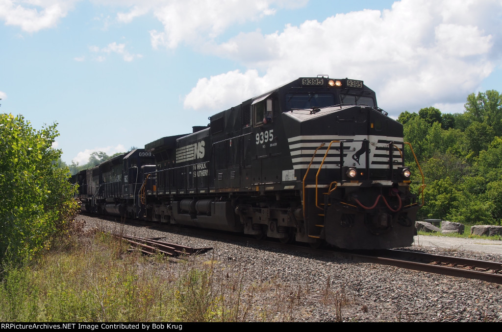 NS 9395 with westbound manifest freight